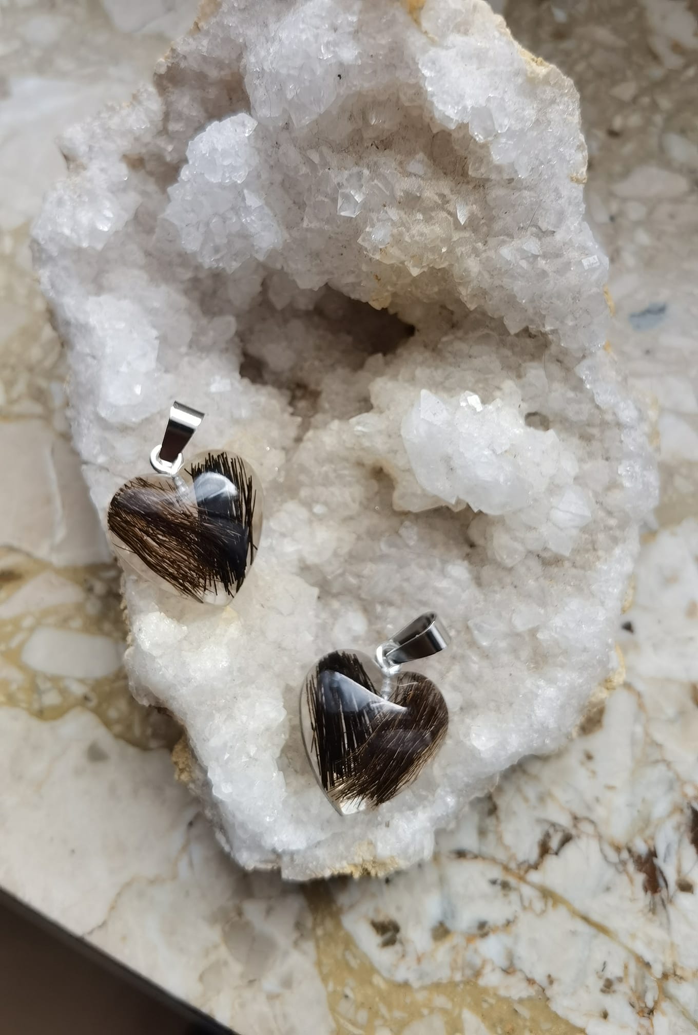 Harzschmuck mit Fell und Asche – Andrea`s Wunschschmuck